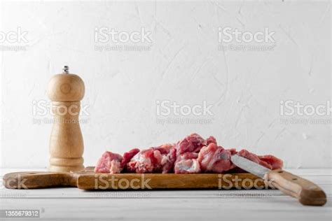 흰색 나무 배경에 도마에 원시 고기의 슬라이스 조각 돼지고기나 쇠고기는 큰 소금 셰이커로 요리할 수 있습니다 0명에 대한 스톡 사진 및 기타 이미지 Istock