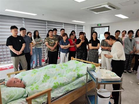 平湖新埭虹桥景苑未来社区提高家庭照护能力 促进社区养老服务专业化、规范化、普及化
