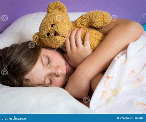El Dormir De La Niña Foto De Archivo Imagen De Humano 39333926