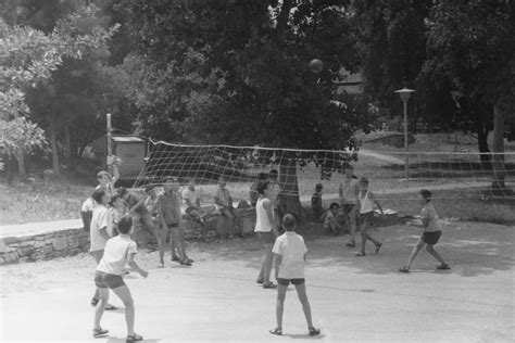 ארכיון כדורעף על מגרש החברה קצת קשה לזהות מי משחק אני מזהה את יוסי לביא רון ורדי גדעון