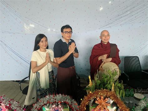 မိသားစုပိုင်အထည်ချုပ်စက်ရုံတွင်ဝန်ထမ်းတွေနဲ့အတူ ဝါဆိုသင်္ကန်းဆပ်ကပ်လှူဒ