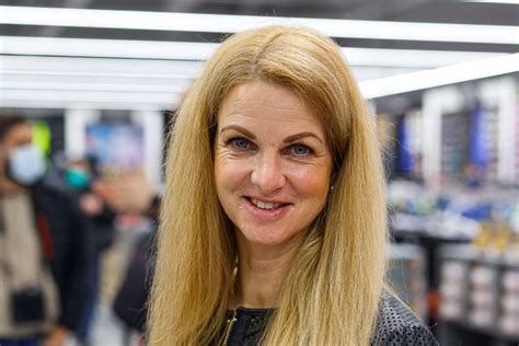 Srečna Špela Pretnar Uživa V življenju