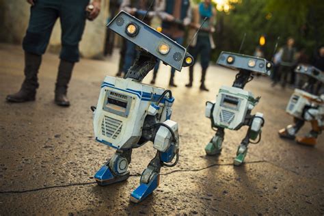 Interactive Droids At Galaxys Edge Redefine Immersion