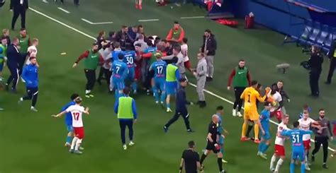 🎥 ფიზიკური დაპირისპირება ფეხბურთის მატჩის დროს ფეხბურთელები მოწინააღმდეგე გუნდის წევრებს