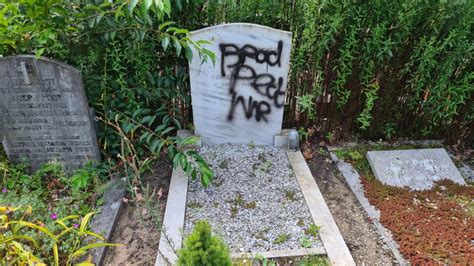 Komt Er Ooit Een Eind Aan De Pesterijen Graf Broertje Bradley Van Dijk