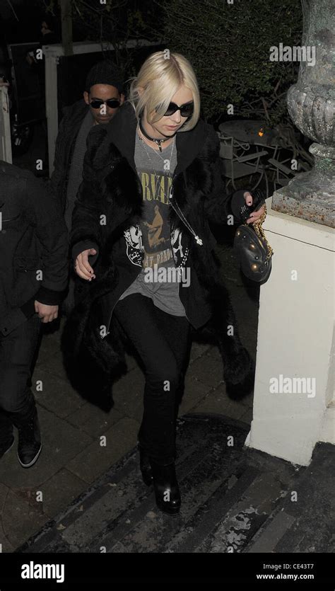 Taylor Momsen Arriving At A Photoshoot At A Spooky Private Residence