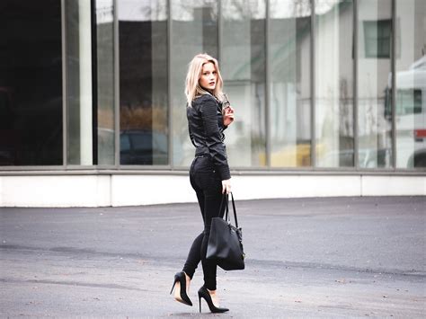 Wallpaper Fashion Blonde Girl Look Back High Heels Street 1920x1440