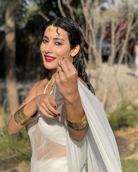 Eman Suleman Raises Temperatures In South Indian Style Bold White Saree Lens
