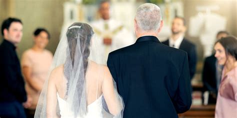 Eine Frau Heuerte Einen Falschen Vater An Um Sie Zum Altar Zu Führen