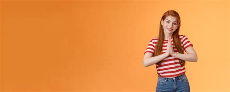 Tierna Chica Pelirroja Encantadora Actuando Como Monja Ngel Haciendo Expresi N Amable Inocente