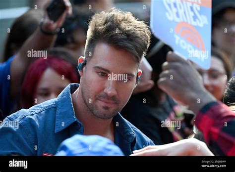 Logan Henderson Of Big Time Rush Gives Out Autographs Between Songs On Nbcs ‘today Show At