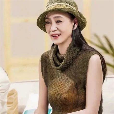 62岁刘雪华才是真正的 优雅奶奶”，不装嫩不扮老，从容又大方 知乎