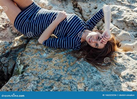 Meisje Ligt Op Haar Rug Op Een Stenen Strand Stock Foto Image Of