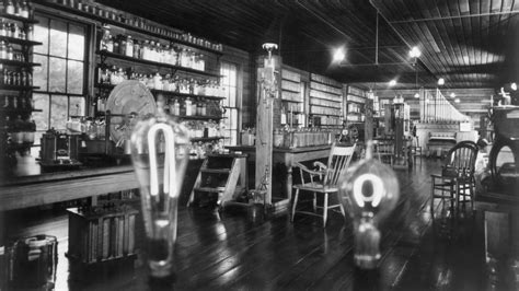Who Invented The First Electric Bulb Thomas Edison Invented