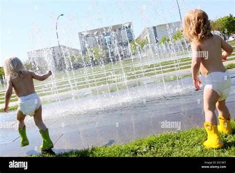 Windeln Tragen Fotos Und Bildmaterial In Hoher Auflösung Alamy