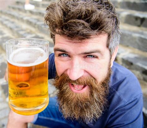 Mann Mit Bart Und Dem Schnurrbart Hält Glas Mit Bier Während Auf Steintreppe Sitzt Freitag