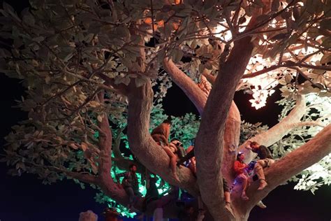 Tree Of Ténéré Responds To Burning Man Attendees With Light Patterns