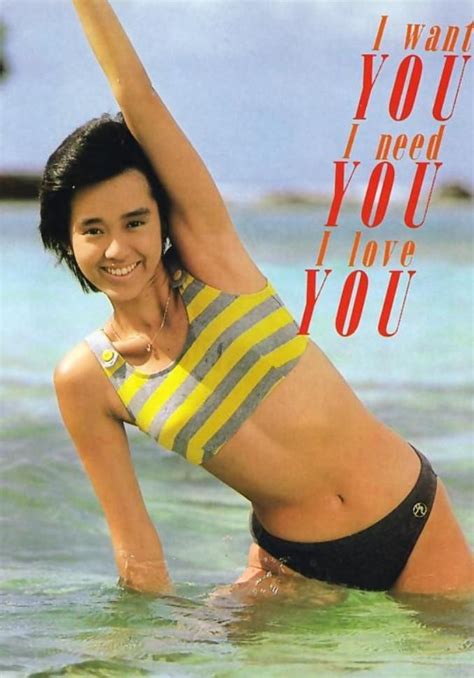 水色 ワンピース ピンクのビキニ 早見優 女優