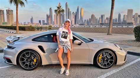 Девушка и Porsche