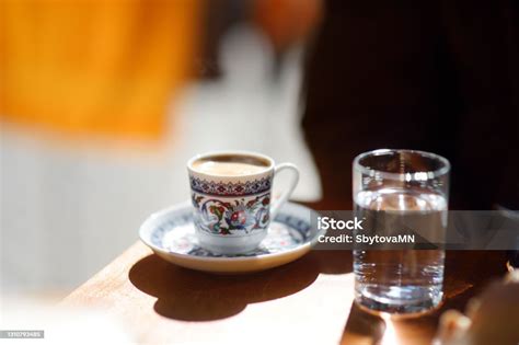 터키 이스탄불의 화창한 봄날 길거리 카페의 나무 테이블에 전통 터키 커피와 물 한 잔 0명에 대한 스톡 사진 및 기타 이미지