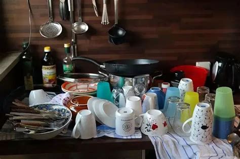 Нет горячей воды? Помыть жирную посуду проще простого: потрясающий трюк ...