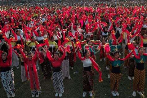 Tari Kolosal Lengger Banyumasan Antara Foto