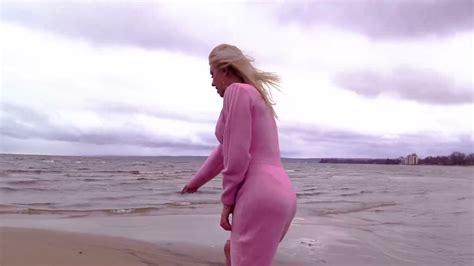 Shemale Canada Lola Swift Walking In Cold Youtube