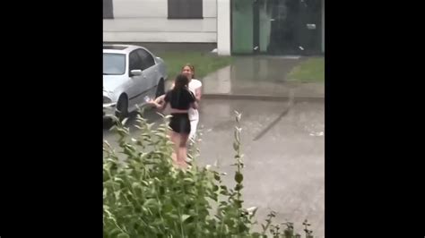 Netušili že Ich Natáčajú Dve Mladé Dievčatá Stratili V Daždi Všetky