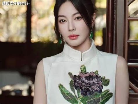 中式风华绝代！张雨绮优雅穿搭，手持纸扇散发出古典之美旗袍造型传统