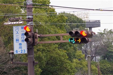 信号機には「青」「黄」「赤」以外に「黄色の矢印」も存在！ 路面電車専用の信号機とは 自動車情報・ニュース Web Cartop