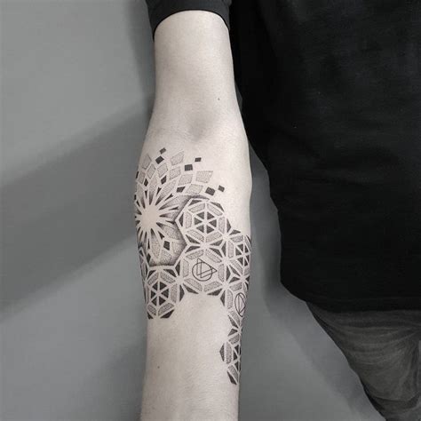 Dot Work Sacred Geometry Pattern Tattooed On The Right Forearm Ideen Für Tattoos Unterarm