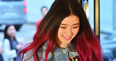 화려한 조명 속 입장하는 아이린