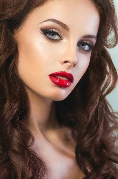Mujer Con Labios Rojos Fotos De Stock Imágenes De Mujer Con Labios