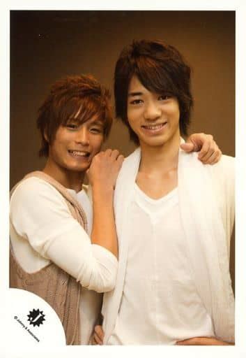 駿河屋 【買取】ジャニーズjr田中斗希・半澤暁上半身・衣装ベージュ白・田中両手半澤の肩・半澤両手腰・背景茶公式生写真（男性生写真）