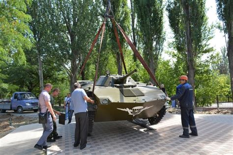 Культовое место для десантников с БДМ-1 и бюстом генерала Маргелова ...