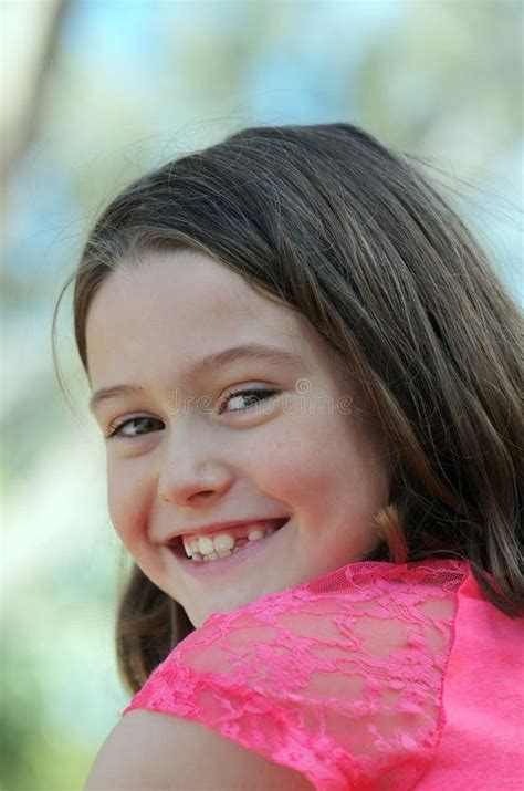 Muchacha Sonriente Foto De Archivo Imagen De Felicidad 34569222