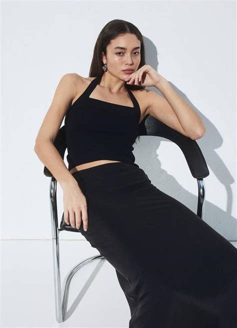 Tops Color Negro Básicos Que Combinar Con Faldas Blancas Para Un Estilo