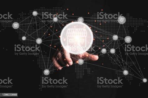 사업가 손 다른 작은 쇼핑 상점과 연결 라인 가상 쇼핑 스토어를 가리키는 확장 및 개발 프랜차이즈 개념 개념에 대한 스톡 사진