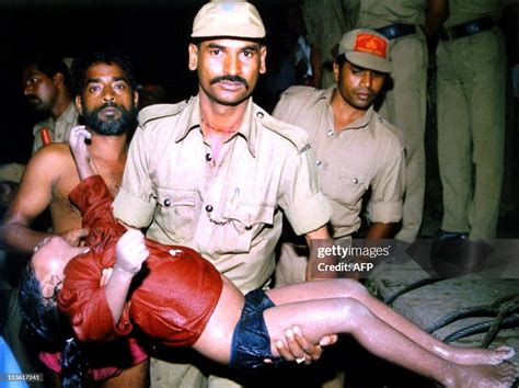 A Policeman Holds The Dead Body Of A Girl Whose Corpse Was Retrieved Photo Dactualité