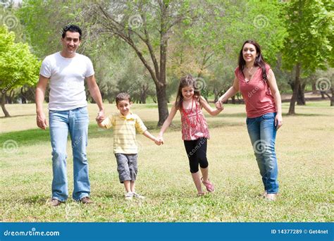 Familie Die Zur Kamera Im Park Aufwirft Stockbild Bild Von Vati