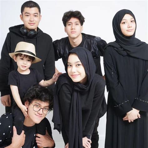 7 Potret Lyra Virna & Fadlan Muhammad Bareng 6 Anak, Ganteng dan Cantik Semua - Foto 6