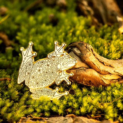 Whiteout Spring Peeper Frog Gold Club Pin