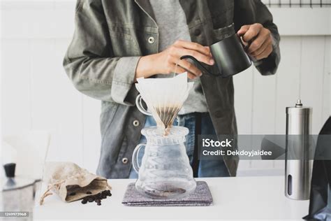 바리스타 전문의는 장비와 컵에 물 드립 커피를 부어 부엌 집에서 도구 양조 강철에 대한 스톡 사진 및 기타 이미지 강철 고급 요리 기계류 Istock