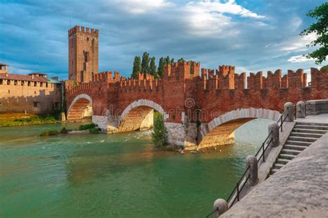 Castelvecchio En La Puesta Del Sol En Verona Italia Imagen De Archivo