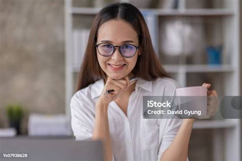 Wanita Muda Asia Yang Cantik Bekerja Di Komputer Laptop Sambil Duduk Di Ruang Kantor Minum Kopi