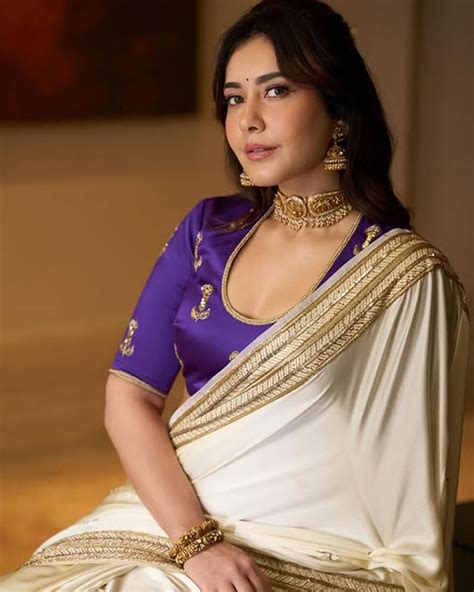 Raashii Khanna Hearts Full In Stunning Saree Look Raashii Khanna