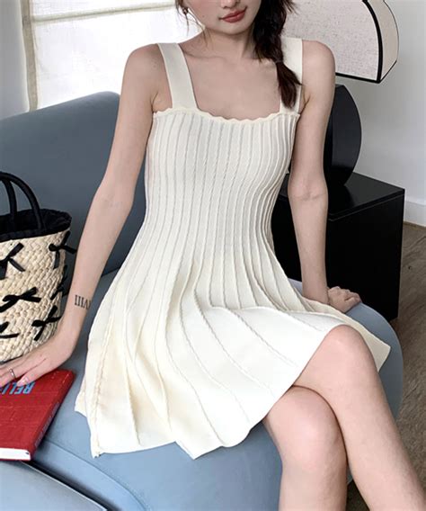 플리츠 미니 서스펜더 스트랩 민소매 나시 하트넥 슬림핏 슬리밍 A라인 주름 단색 니트원피스 청순 발랄 큐티 여름 휴가룩 휴양지 리조트 신혼 여행룩 에이블리