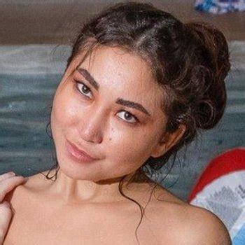 Sweet Asian Babe Emily Mint Exposing Her Naked Body In The Shower Photos