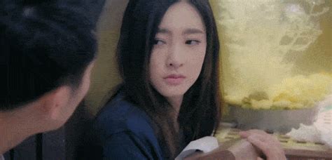 新妲己”王丽坤有钱任性，西装裙上镶珍珠钻石，火了就是不一样裙子