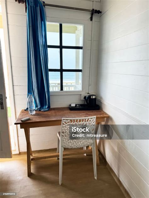 목재 패널 벽과 바닥 커튼이 쳐진 코티지 창문 커피 및 차 메이커 창유리를 통해 각 전망 전경에 초점이 맞춰진 호텔 침실의 사무실 코너 작업 공간 이미지 0명에 대한 스톡